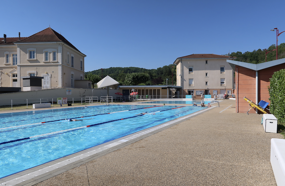 Les bassins de la piscine extérieure d’Eyzin-Pinet accueillent à ...