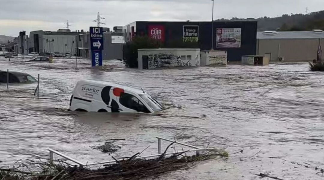 Inondations : l'A47 disparaît sous les eaux à hauteur de Givors, le ...